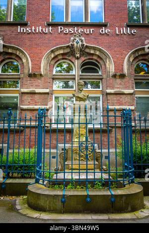 Statue of Louis Pasteur in front of the Institut Pasteur building ...