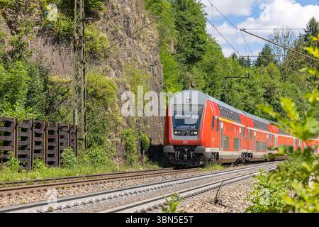 Zug unterwegs auf der Geislinger Steige der Filstallinie zwischen ...
