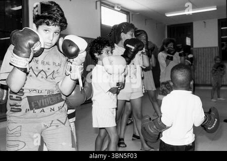 French Boxer M'Bayo teaches boxing to children in Vaulx-en-Velin ...