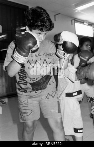French Boxer M'Bayo teaches boxing to children in Vaulx-en-Velin ...