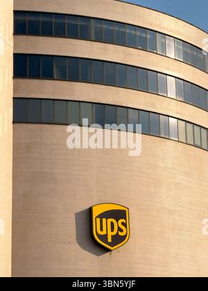 UPS warehouse and distribution facility, building exterior, 643 West ...