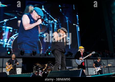 Matt Laug und Angus Young von AC/DC live bei einem Konzert der Power Up ...