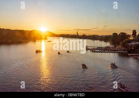Wien, Vienna: oxbow lake Alte Donau (Old Danube), trees in autumn ...