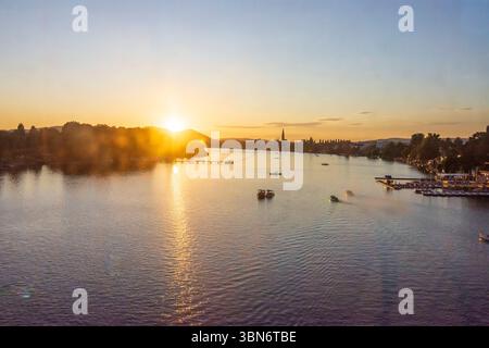 Wien, Vienna: oxbow lake Alte Donau (Old Danube), trees in autumn ...