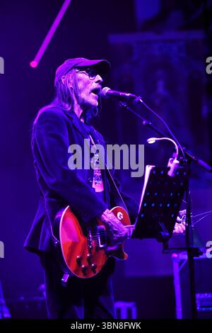 LONDON, ENGLAND - SEPTEMBER 29: Dave Brock and Thighpaulsandra of ...