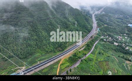 The Luzhi - Anlong Expressway was faintly visible in the fog, Wanlan ...