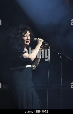 LONDON, ENGLAND - SEPTEMBER 27: Lorraine McIntosh of ‘Deacon Blue ...