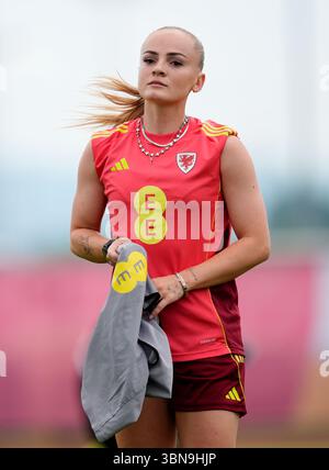 Wales' Lily Woodham during a training session at the Sportanlage ...
