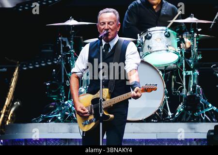 Music Concert - Bruce Springsteen - The Land of Hope and Dreams Tour ...