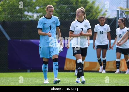Ann-Katrin Berger (Deutschland, #01) pariert einen Ball von Maelle ...