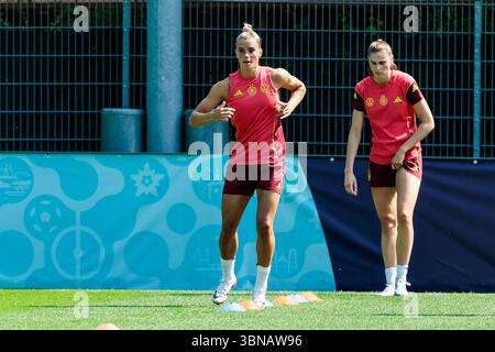 Selina Cerci (Deutschland, #15) im Zweikampf mit Maria Mendez (Spanien, #05), SUI, Deutschland ...