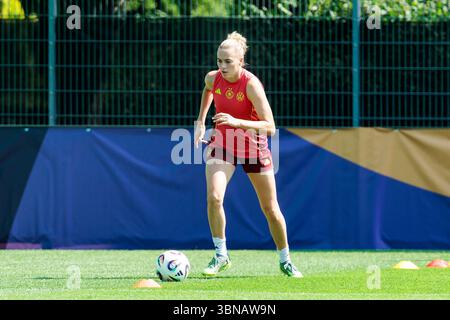 Laura Freigang (Deutschland, #10) am Ball, dahinter Lea Schueller ...