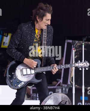 Ronnie Wood performing on the Pyramid Stage during the Glastonbury ...