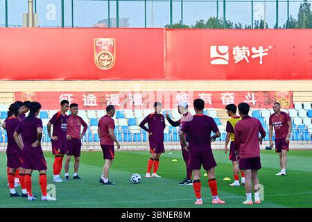 Players of Chinese national men's football team take part in a training ...