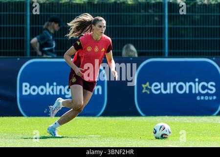 Jule Brand (Deutschland, 22) am Ball UEFA Women?s Euro 2025: Schweden ...