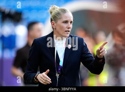 Norway head coach Gemma Grainger speaks to Norway's Thea Bjelde during ...