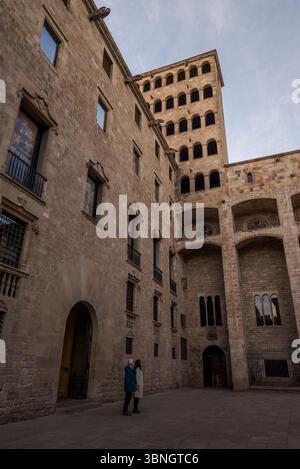 The Plaza del Rey in Barcelona's Gothic Quarter at dawn Stock Photo - Alamy