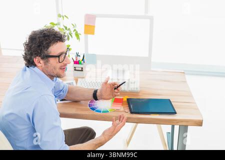 Pens sticky notes near keyboard mouse . High quality and resolution ...
