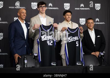 Sacramento Kings' Maxime Raynaud (42) is defended by Los Angeles Lakers ...