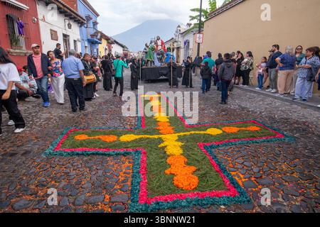 Alfombras para Semana Santa en la Antigua Guatemala Handmade carpets ...