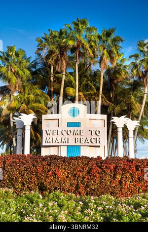 sign on the beach welcome Miami Stock Photo - Alamy