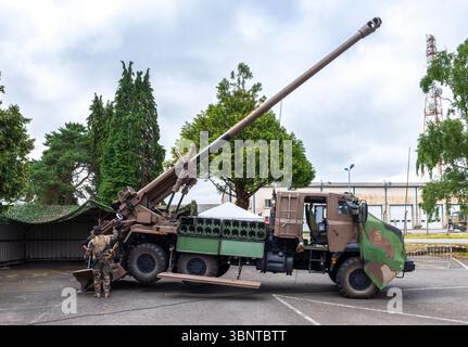 Demonstration of a CAESAR self-propelled howitzer in firing position by ...