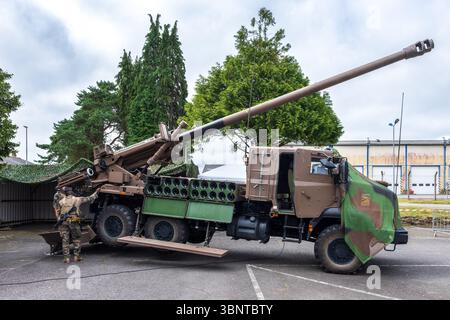 Demonstration of a CAESAR self-propelled howitzer in firing position by the gunners of the ...