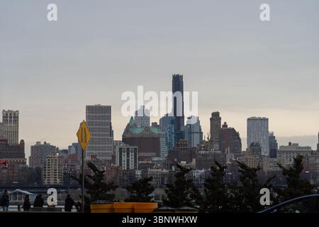 Views of Manhattan from the ferry that crosses the bay in New York, USA ...
