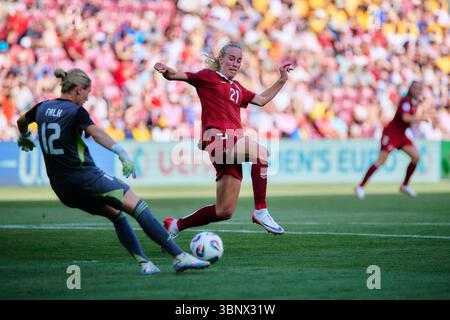 Jennifer Falk (Schweden, #12) und Team jubeln ueber den Sieg und bedanken sich bei den ...