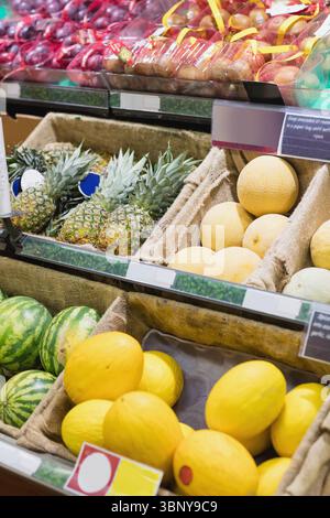 Yellow melon in crate at supermarket Stock Photo - Alamy