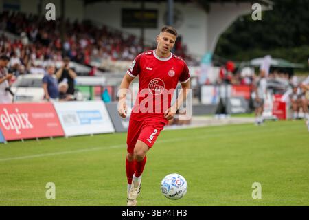 Michael Kostka (2, RWE) Rot-Weiss Essen (RWE, Rot Weiß Essen) gegen den ...