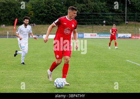 Michael Kostka (2, RWE) Rot-Weiss Essen (RWE, Rot Weiß Essen) gegen den ...