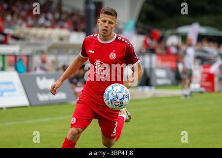 Michael Kostka (2, RWE) Rot-Weiss Essen (RWE, Rot Weiß Essen) gegen den ...