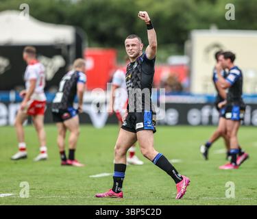 Cameron Smith #17 of Leeds Rhinos celebrates his try with his team ...