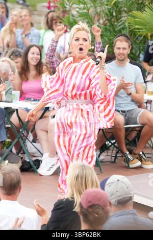 ZDF-Fernsehgarten 2025 Sängerin und Fernsehmoderatorin Inka Bause im ...