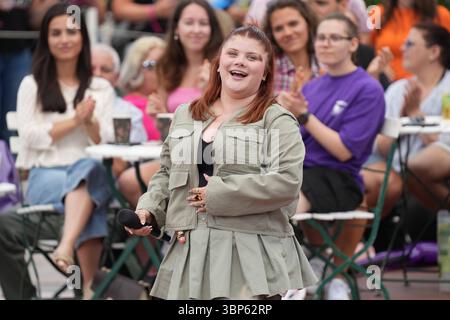 ZDF-Fernsehgarten 2025 Sängerin Loi im ZDF Fernsehgarten am 06.07.2025 ...