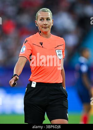 ZURICH - Referee Tess Olofsson during the European Championship Group D ...