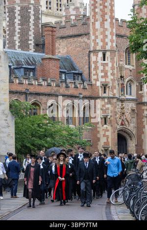 GRADUATION CEREMONY FOR STUDENTS AT CAMBRIDGE UNIVERSITY Stock Photo ...