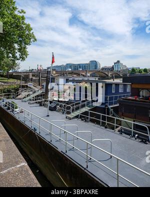 London - 21 06 2022: View of the promenade along Chelsea Embankment ...