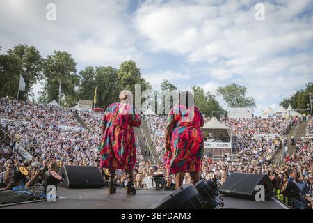 Weather Girls, Dynelle Rhodes and Dorrey Lyles attend the red carpet ...