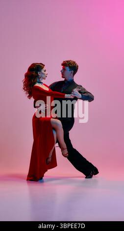 Couple performing dramatic argentine tango dance pose in spotlight ...