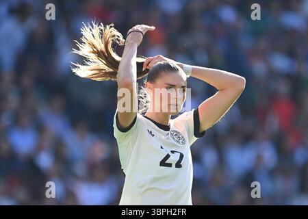 Jule BRAND (GER), action, single image, cropped single motif, portrait ...