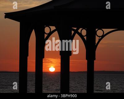 Sheerness, Kent, UK. 8th July, 2025. UK Weather: sunset in Sheerness ...
