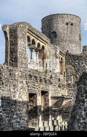 Centre of the ruins of Muenzenberg Castle with keep, palas and inner ...