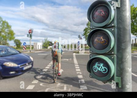Near-crash between a cyclist crossing a road during the green phase and ...