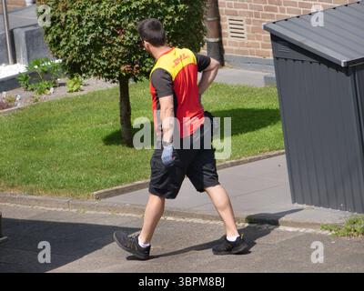 DHL Paketfahrer bei der Auslieferung. DHL Stock Photo - Alamy