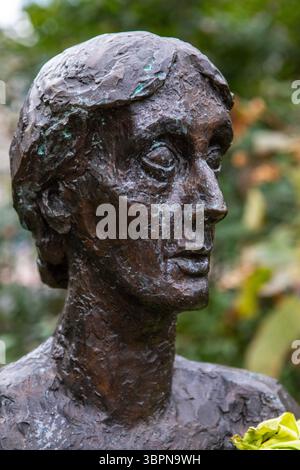 Bust of Virginia Woolf, Tavistock Gardens, Tavistock Square, London ...