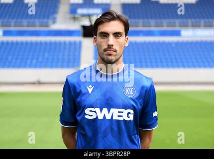 Roko Simic (Karlsruher SC, #09) beim Warmmachen, GER, Karlsruher SC vs ...
