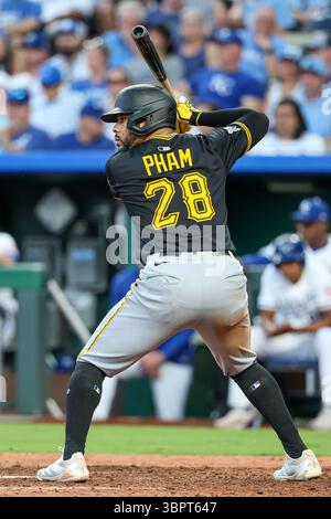 Pittsburgh Pirates' Tommy Pham (28) scores a run on single hit by ...