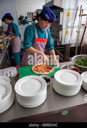 North Korean pizzeria cook in an italian restaurant, DGC, Pyongyang ...